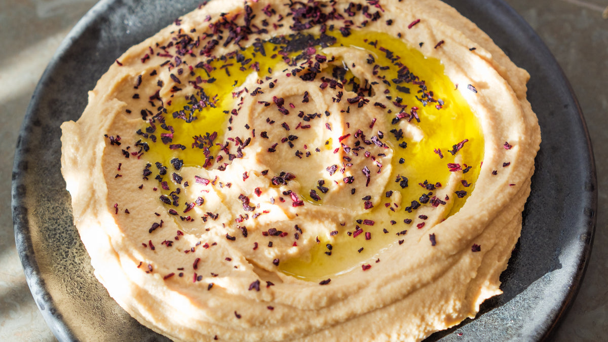 Hummus med miso & shiso flakes – Renée Voltaire