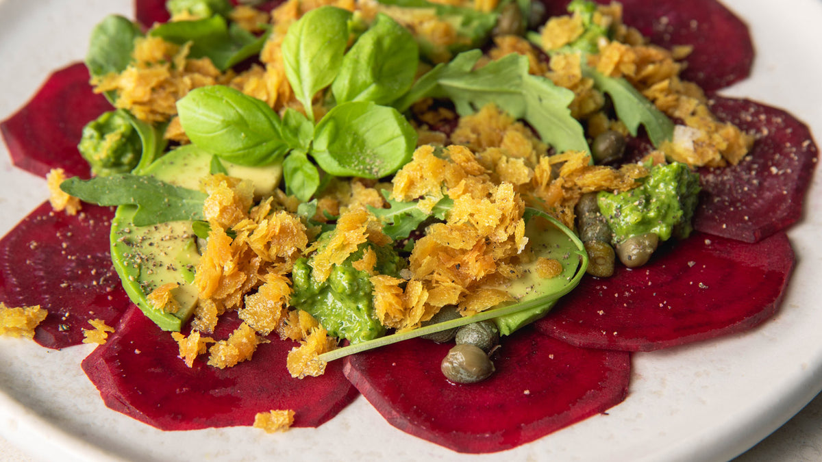 STRÖSSEL MED NÄRINGSJÄST OCH ROSTAD SVARTKÅL – Renée Voltaire